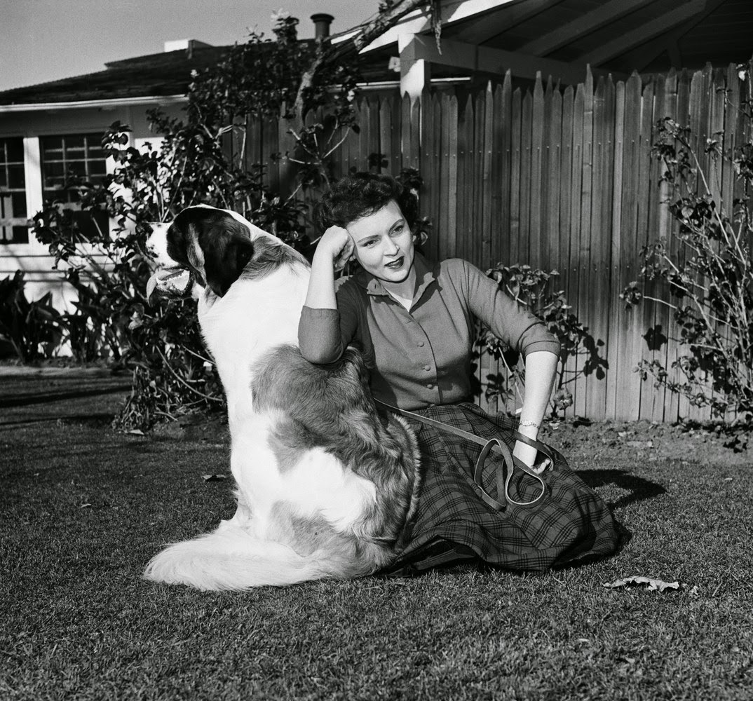 35 Rare and Fabulous Vintage Photos of a Young Betty White From Between ...