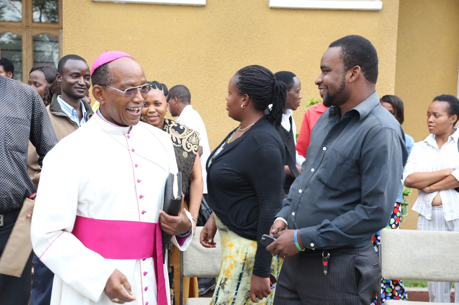 TANZANIASASA.BLOGSPOT: ASKOFU LEBULU AKIZUNGUMZA NA WAANDISHI WA HABARI ...
