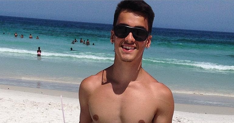 José Victor Pires exibindo o corpo sarado só de sunga - Volume na Cueca