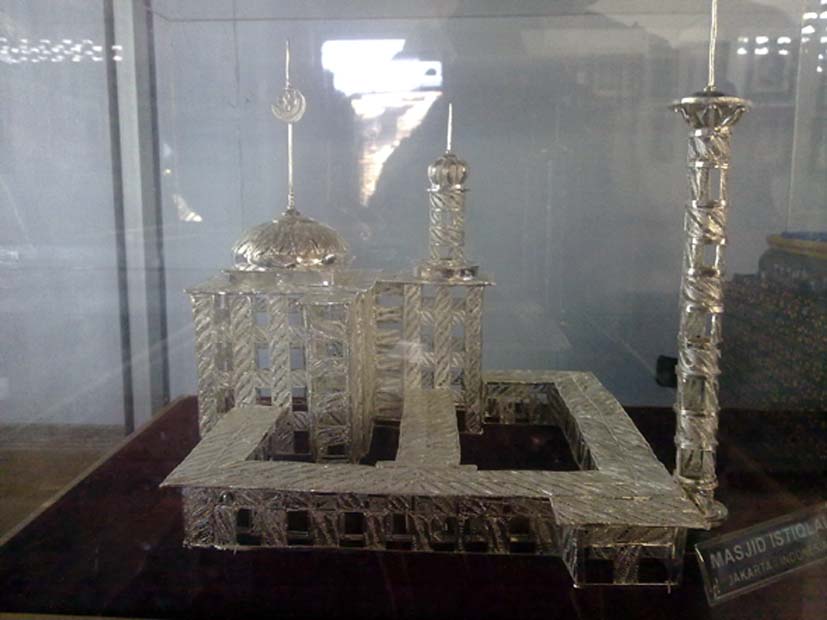 Kios segala jenis barang dari perak: Miniatur bangunan dari perak