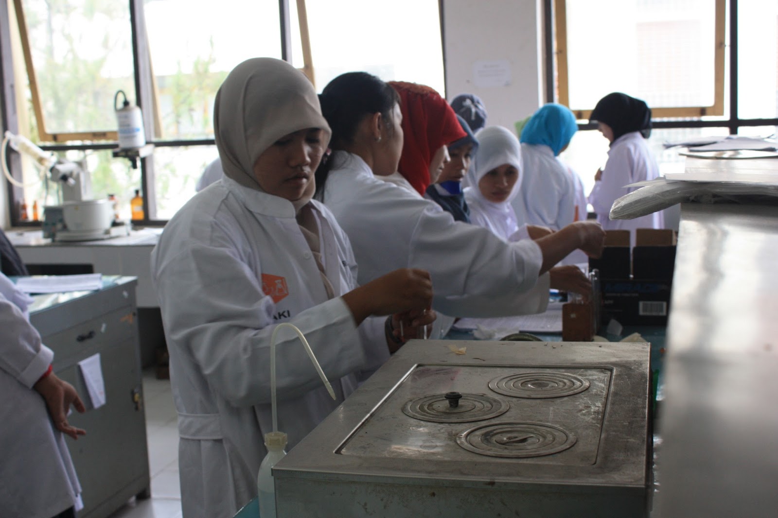 Tumbuhan Obat dan Sains: Kegiatan di Laboratorium Kimia UNP