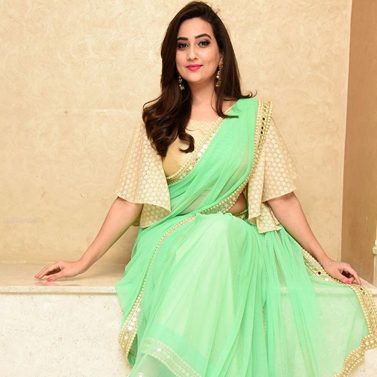 Manjusha TV actress latest green saree and golden designer blouse ...