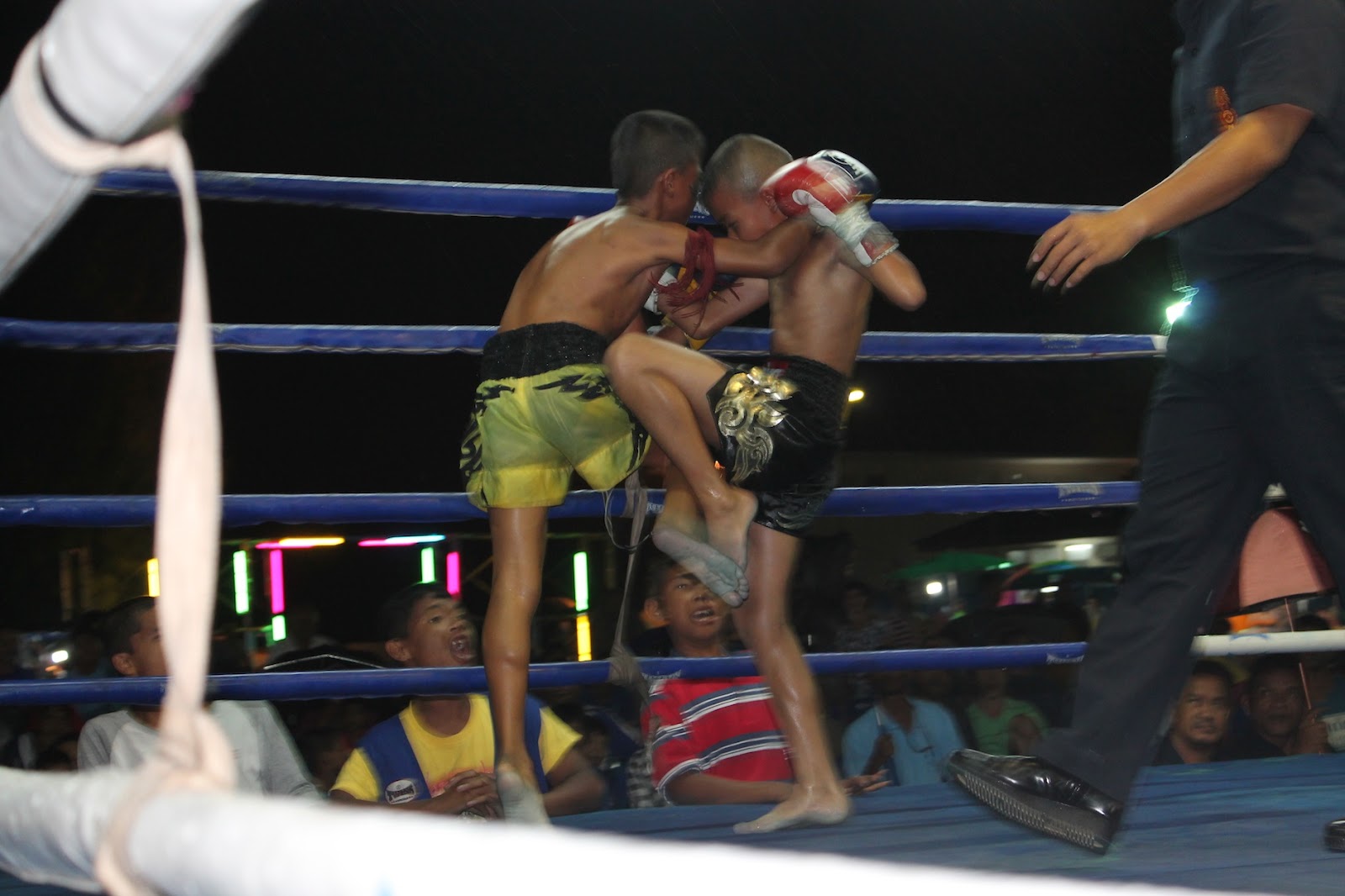 Tim in Thailand : Local Muay Thai Boxing match