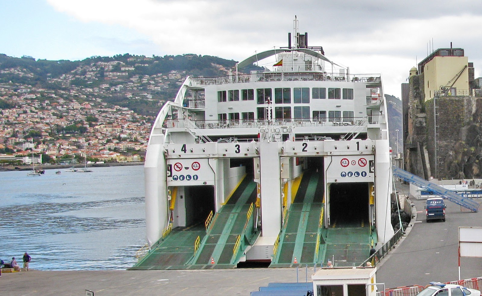 Madeira lança concurso internacional para linha ferry - Só Navios