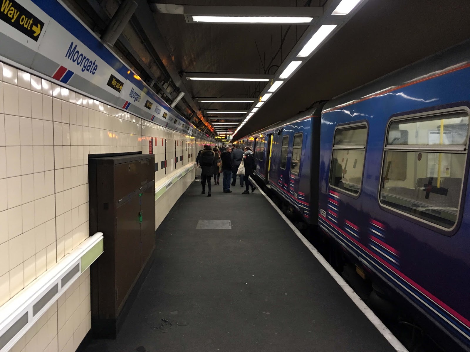 The Railway Photo Blog: Arriving at Moorgate