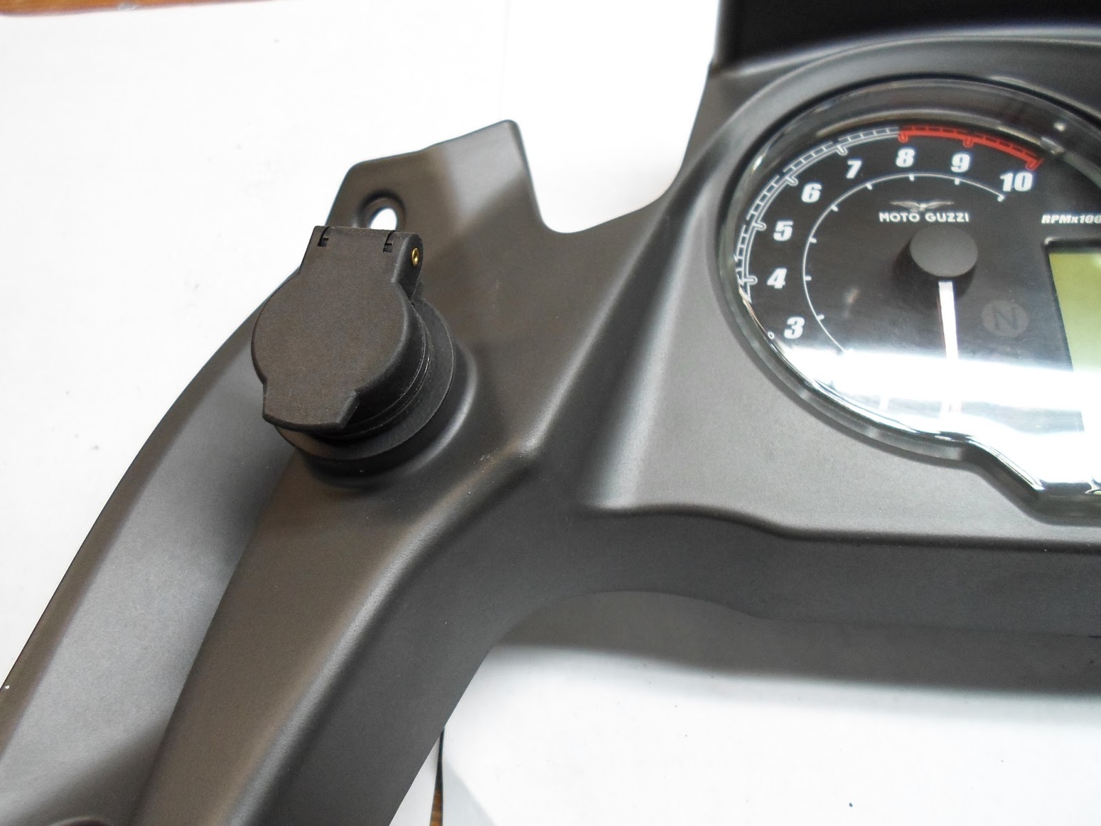 Moto Guzzi Stelvio NTX 2013: Powerlet electrical sockets