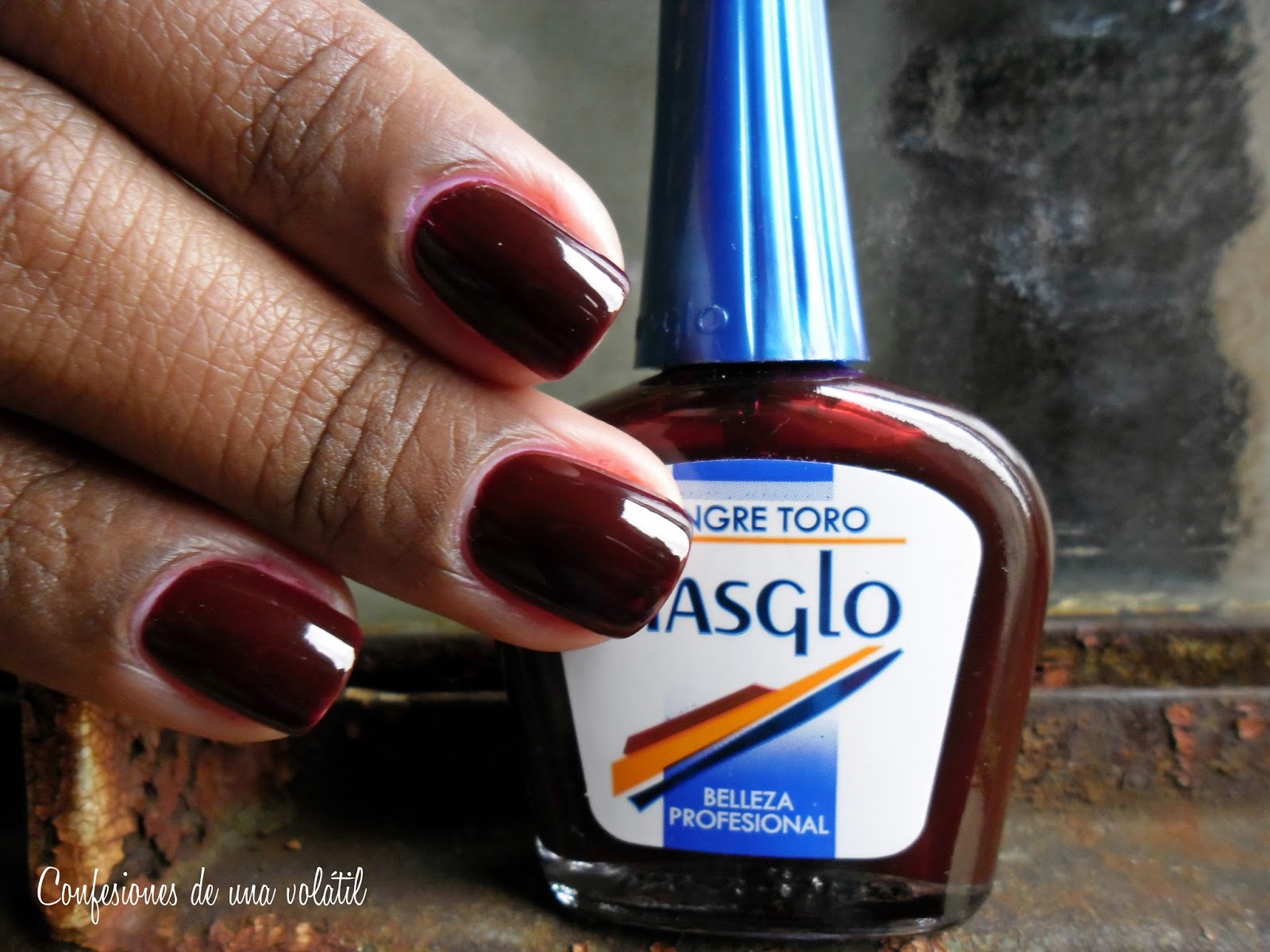 En las uñas: Sangre Toro, de Masglo [edición especial para Petite Marie ...