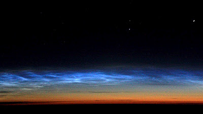 Una Ventana al Mundo: Las misteriosas nubes azules sobre los polos