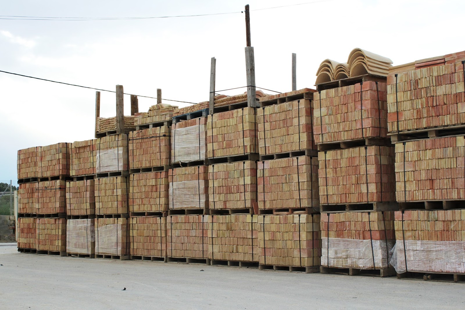 GRAN VARIEDAD DE LADRILLOS RÚSTICOS Y BALDOSAS DE BARRO COCIDO.