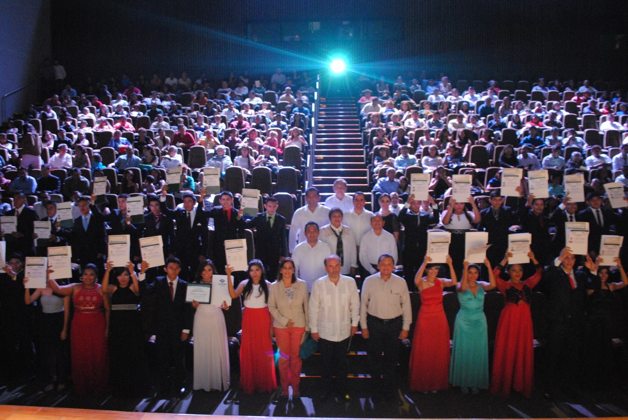SE GRADÚAN ALUMNOS DE PLANTELES MÉRIDA II Y III DEL CONALEP