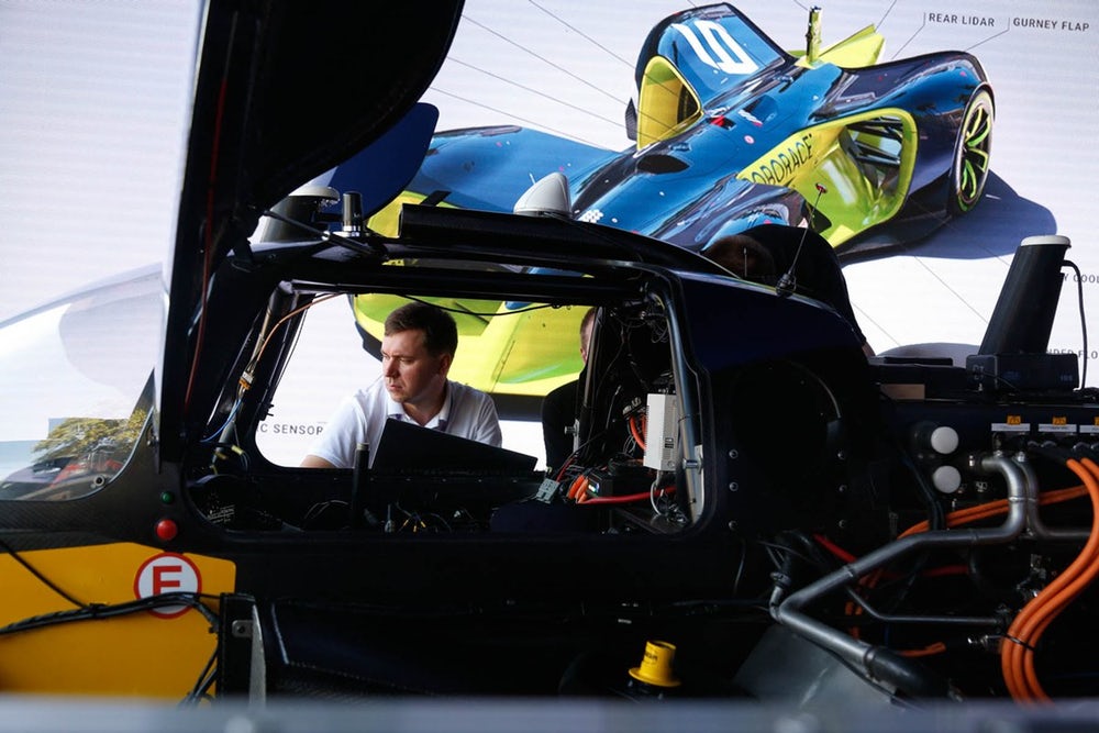 로봇 레이스용 경주차 서킷을 달리다