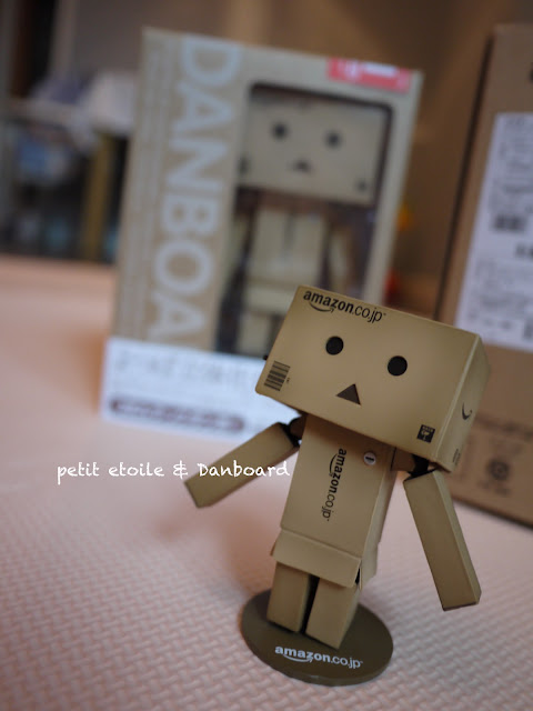 mini Danbo 身後就係big Danbo仍係盒內