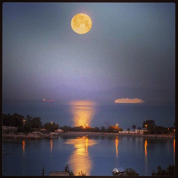 The passion of colors: full moon in Greece!