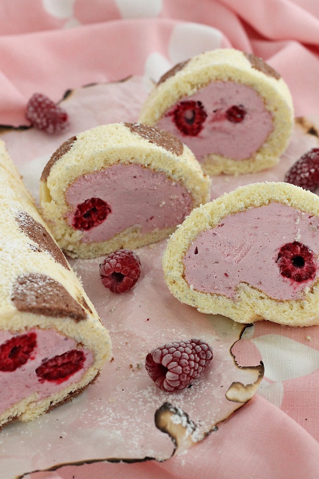 wesoła kuchnia: Rolada malinowa łaciata