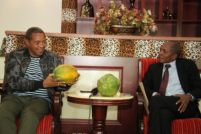 RAIS MSITAAFU JK AFURAHIA ELIMU YA KILIMO BORA CHA MAPAPAI KUTOKA ...