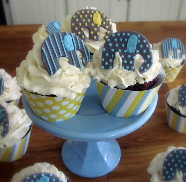 Darlin' Designs: Elephant Cupcakes and Monogram Cookies