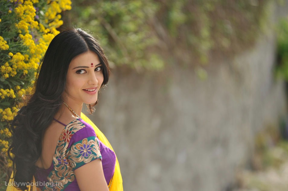 Shruthi Hassan New Stills From Gabbar Singh