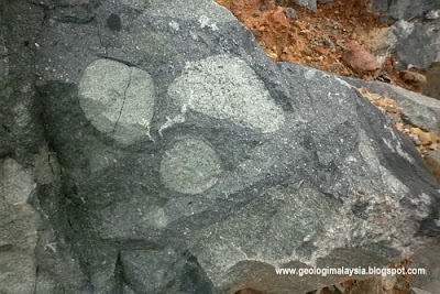 Blog Geologi Malaysia: Batuan volkanik (breksia tuf) dari Lebir, G. Musang