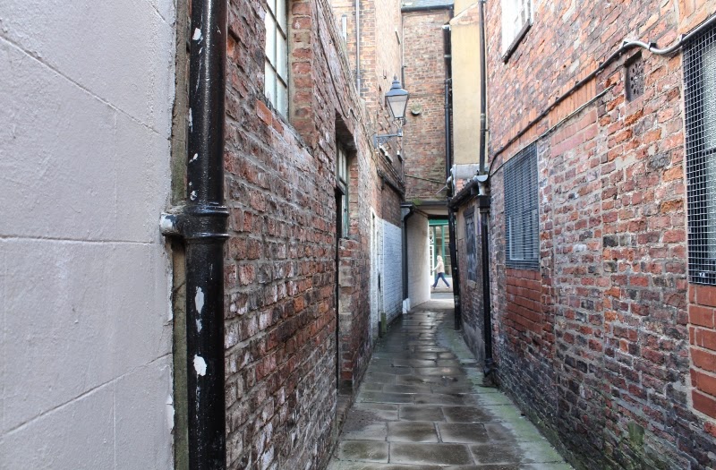 Ginnels Gates and Ghosts: Grimy Ginnel