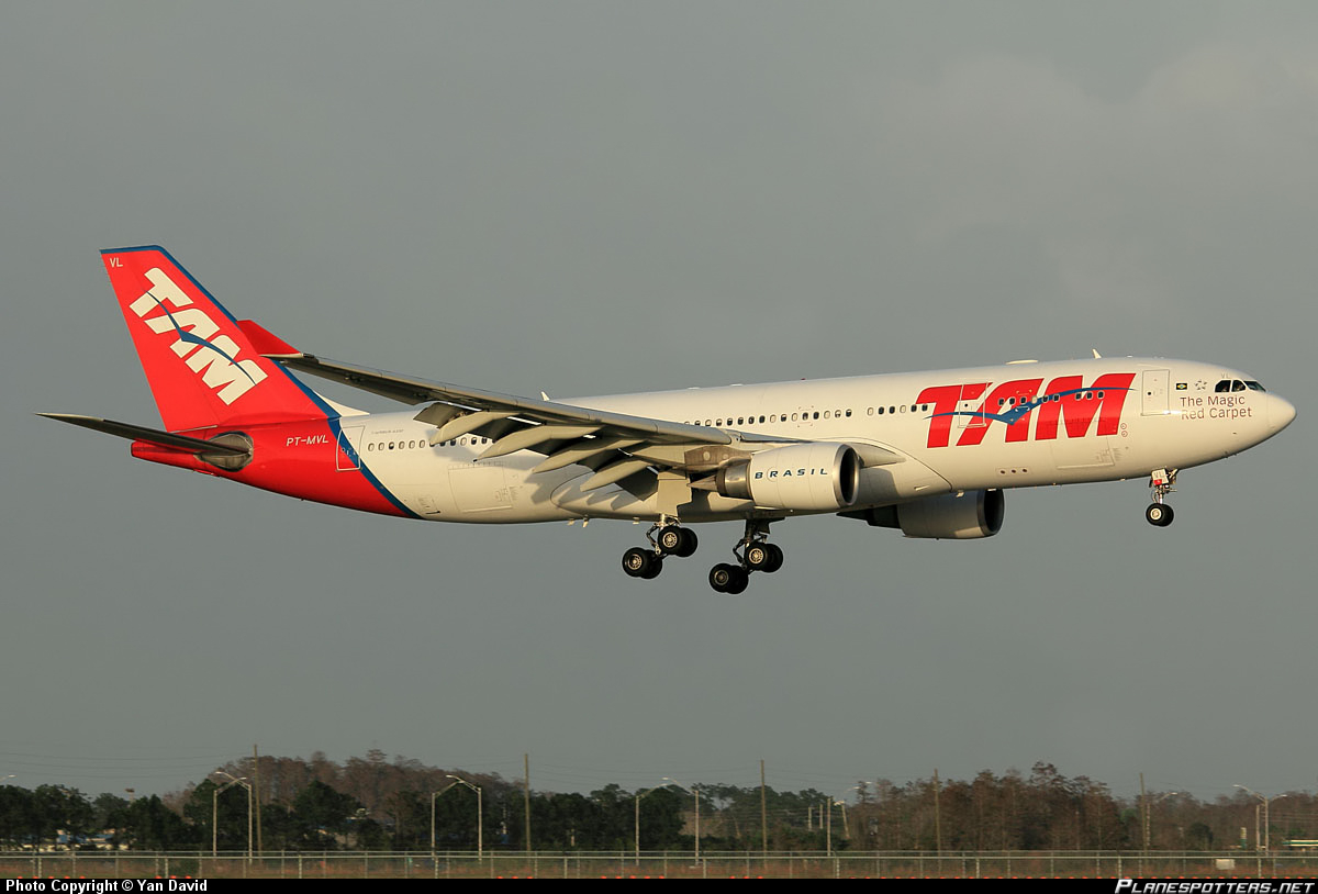 AVIÃO DA TAM ATERRA DE EMERGÊNCIA NO AEROPORTO DE FORTALEZA-BRASIL ...