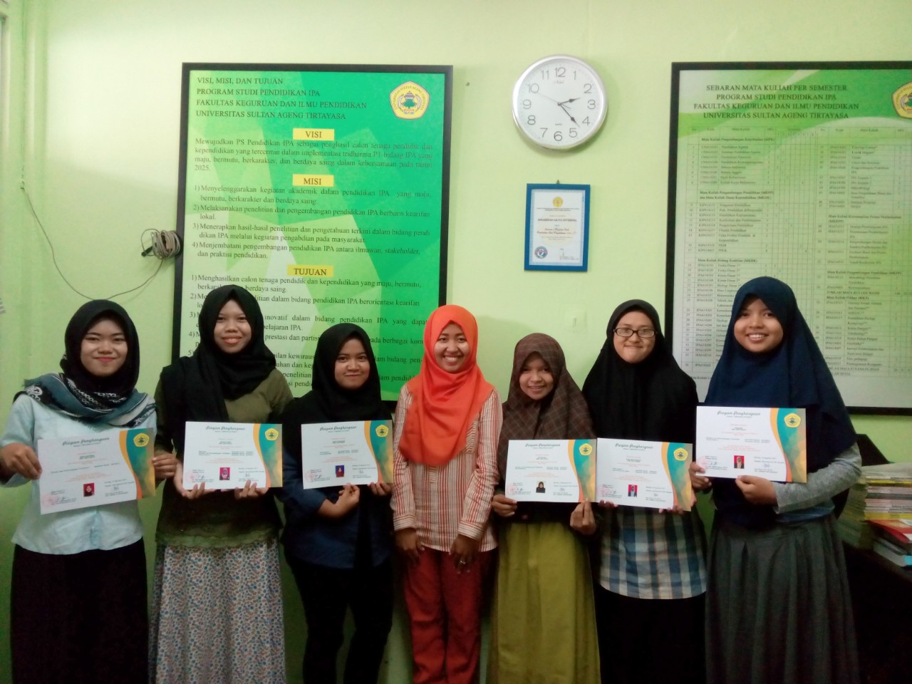 PENYERAHAN SK DAN PIAGAM PENGHARGAAN ASISTEN PRAKTIKUM DI LABORATORIUM ...