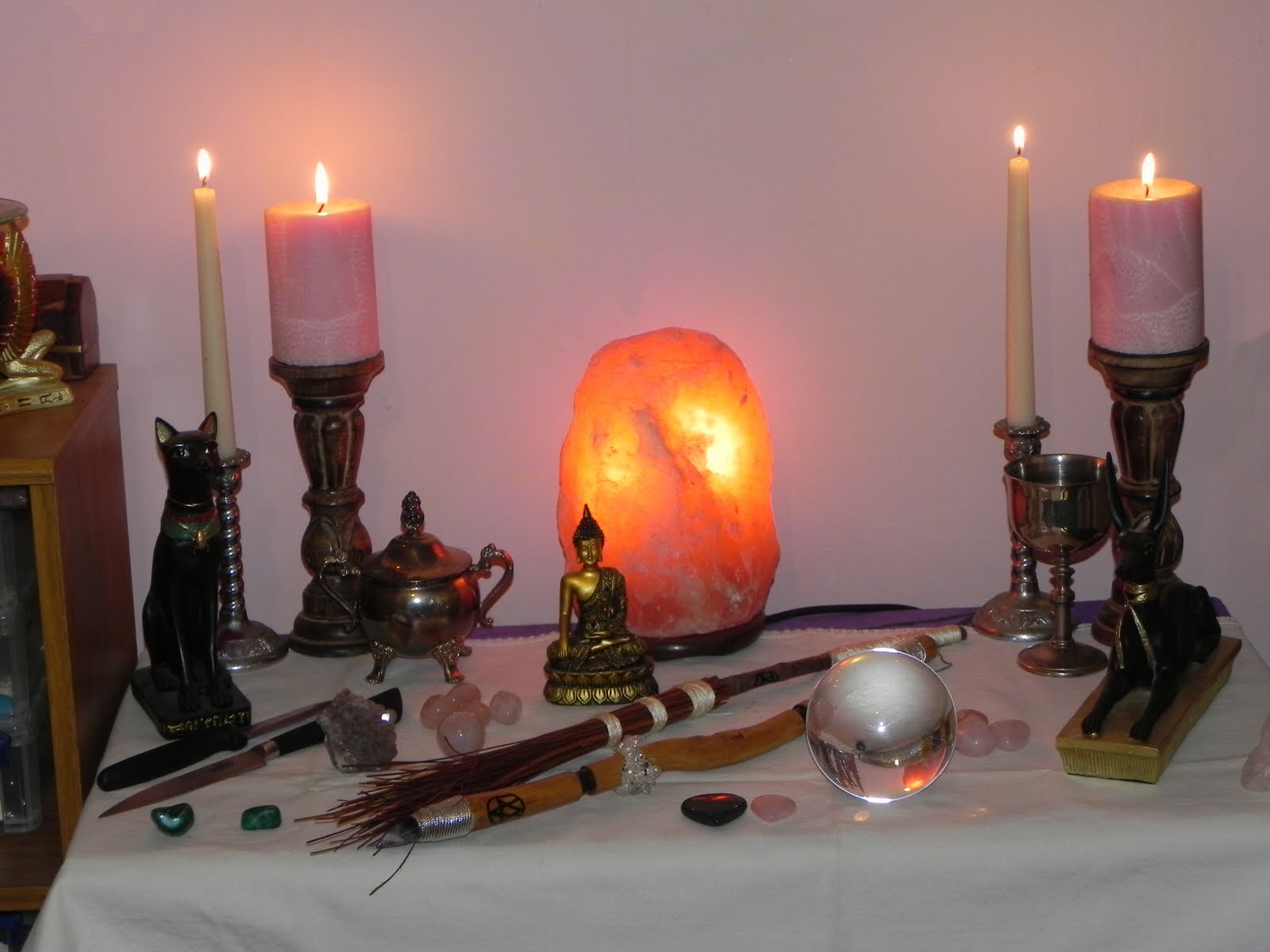 The Wiccan Altar - pendencrystals