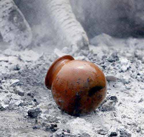Symbolism in Breaking of Pot During Cremation Ritual in Hinduism ...