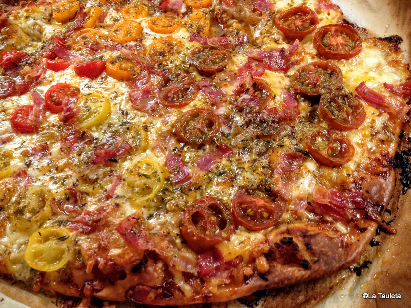 Pizza de Tomates Cherry, Cinco Quesos y Bacon - La Tauleta
