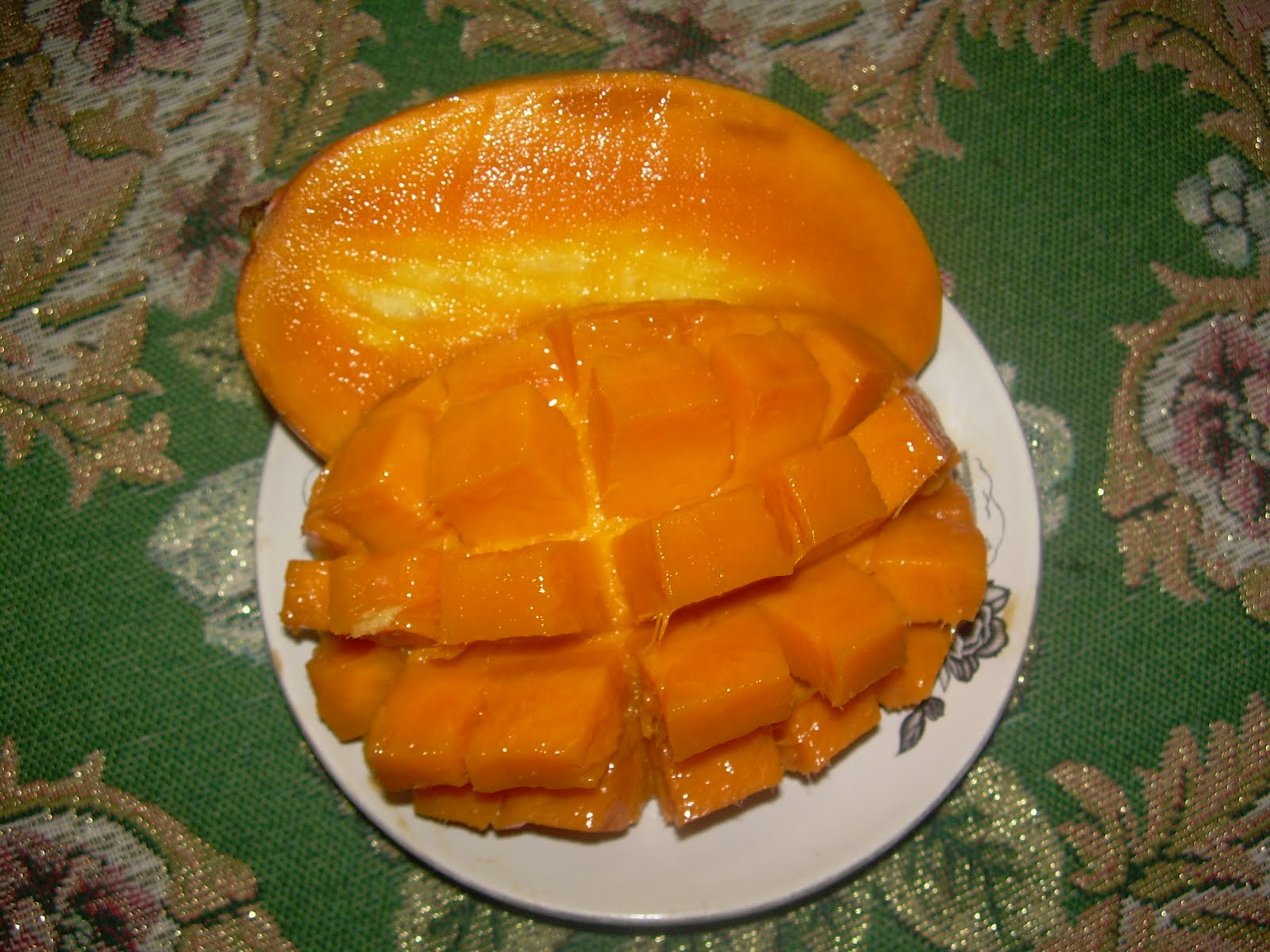 Nutrition and Halal Food: Prepare to Eat Podang Mango