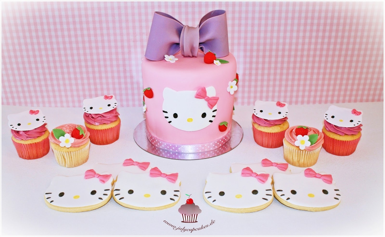 My Cupcakes and Cakes World: Hello Kitty Dessert Table