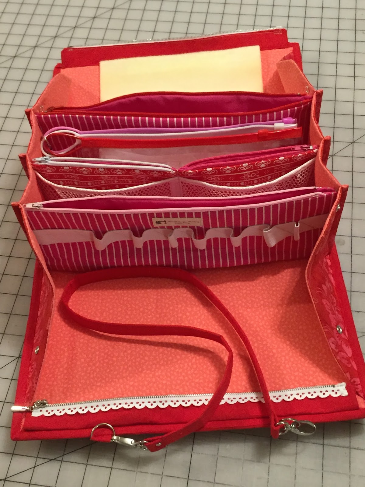 Quiltessa: Patchwork palette: Batik always wins! Organizer bag for ...