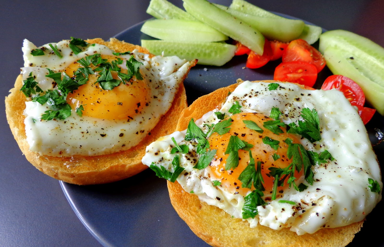 The Sweet Damsel: Jajko sadzone na chrupiącej bułce