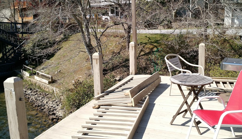 Blue Fish Lodge: New sundeck railing