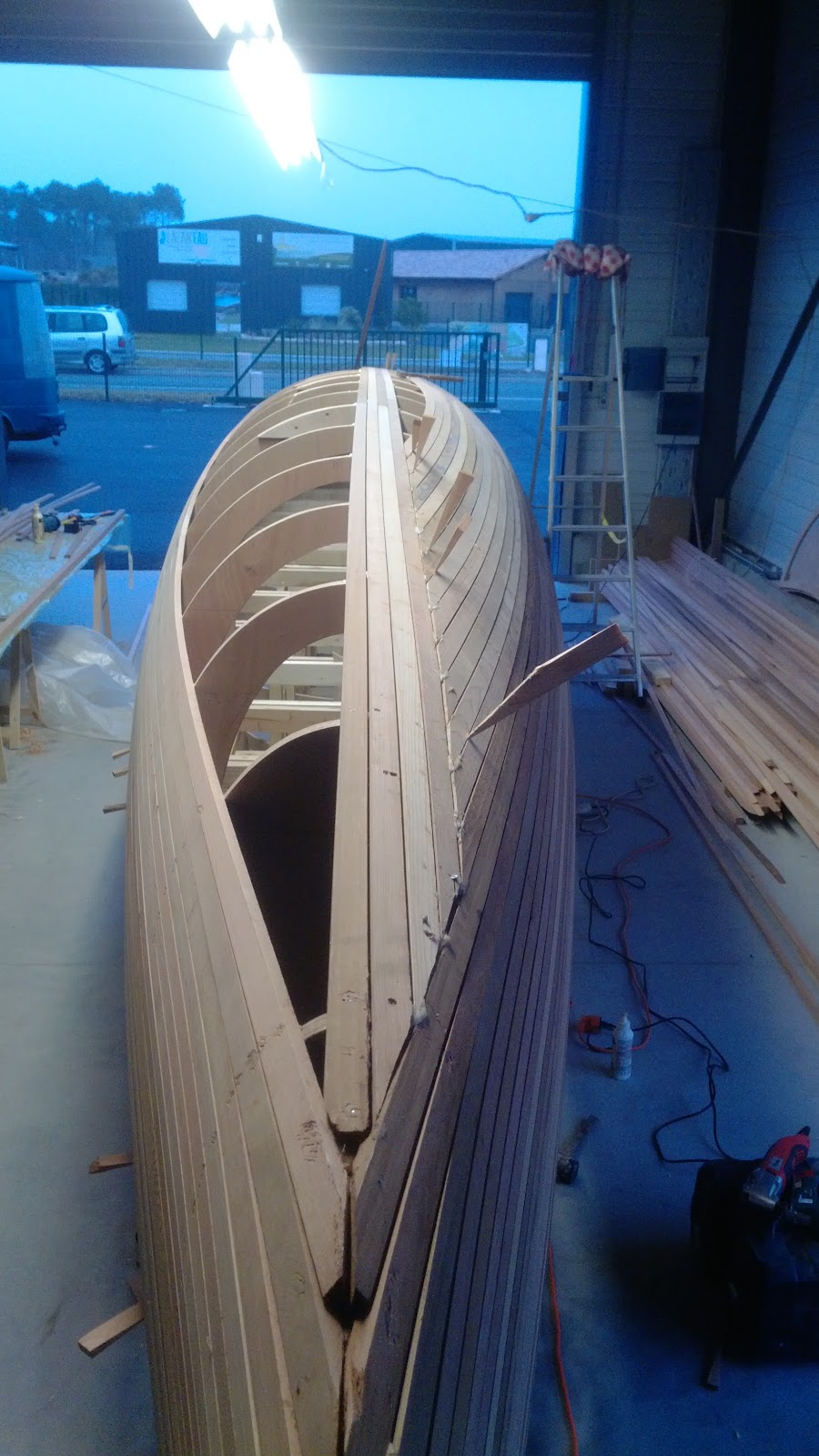 Construction strip planking du Mahi-Mahi 2, cata open de 9×6m, modèle ...