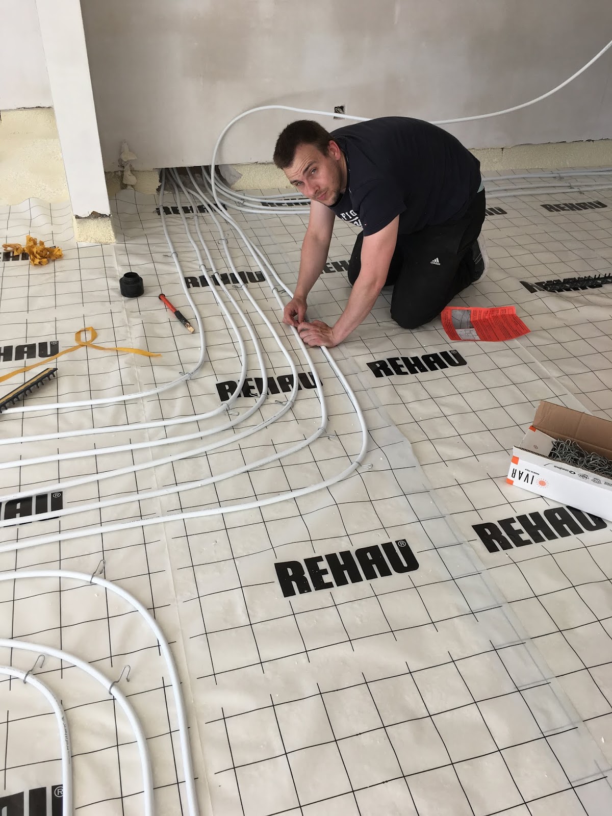 10 augustus: plakwerken, PUR, vloerverwarming en chape + elektriciteit ...