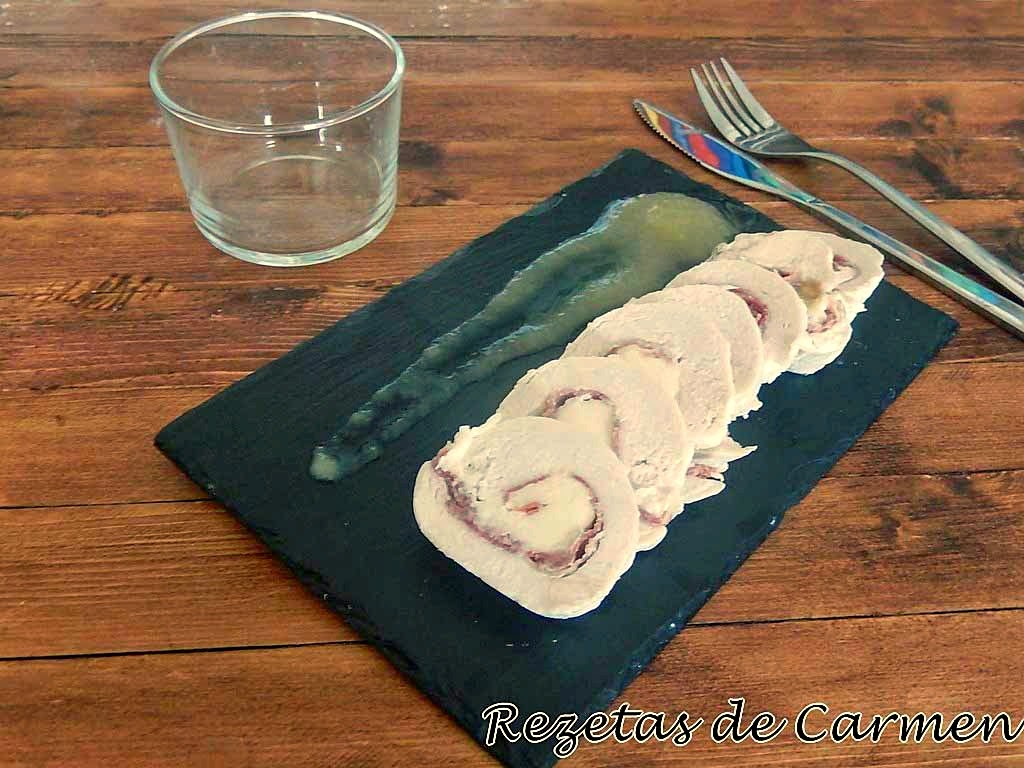 Rollo de pollo relleno con jamón y queso