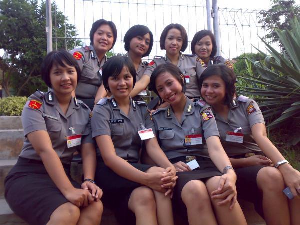 Foto : Polwan Indonesia Berfoto Rame - Rame | berita unik lucu