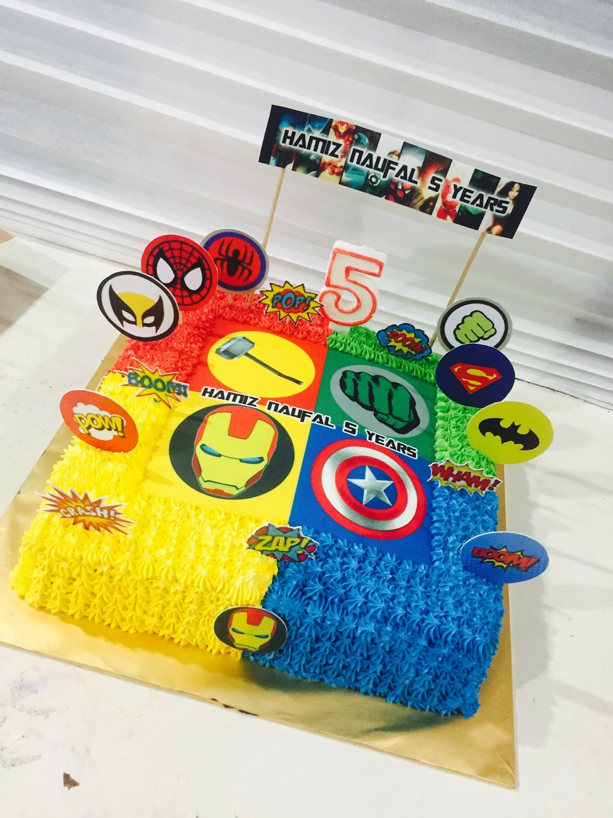 ninie cakes house: Superhero Theme Cake square shape
