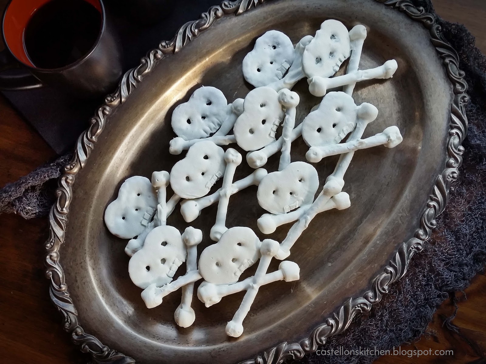 Castellon's Kitchen: Skull and Crossbones Cookies