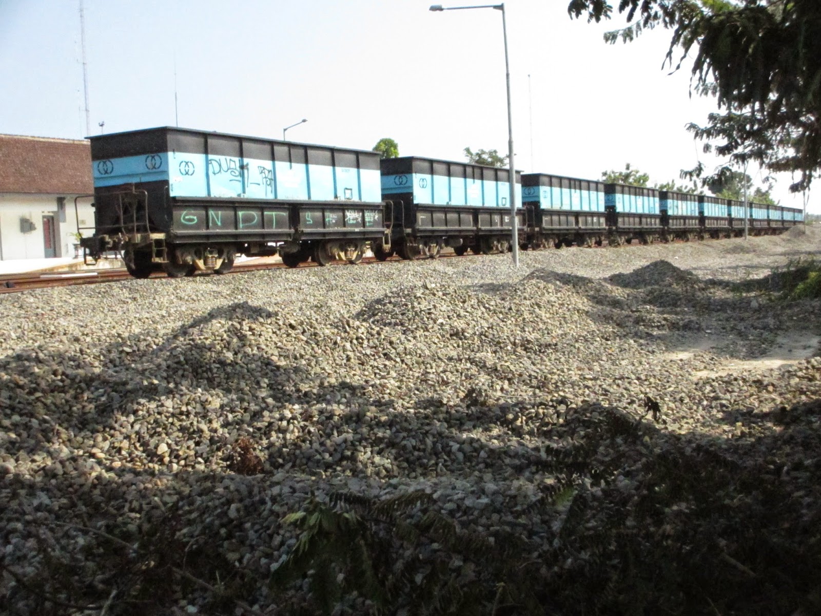 Kereta Api Indonesia: Jalan-jalan ke Stasiun Wates (Full Foto)