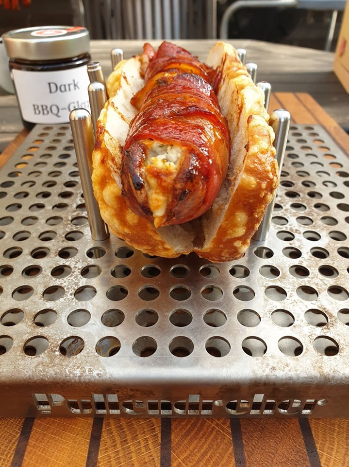 Ollis Grillabenteuer: Baconfeta Grillwurst im Brötchen.