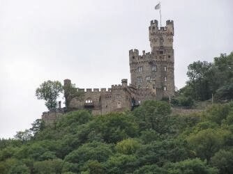 Ploaia de cuvinte: Valea Rinului - siragul de castele