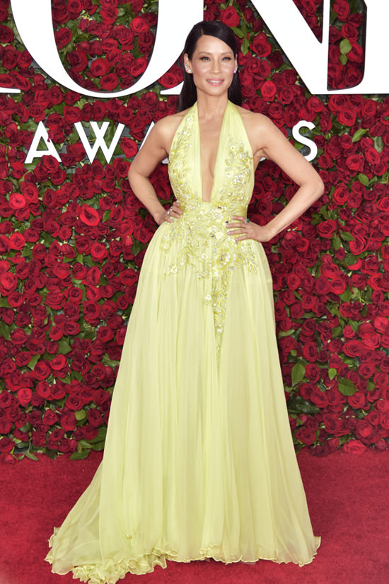 Premium Pilates and Fitness: ACTRESS LUCY LIU LENGTHENS HER LIMBS with ... Premium Pilates and Fitness: ACTRESS LUCY LIU LENGTHENS HER LIMBS with ...