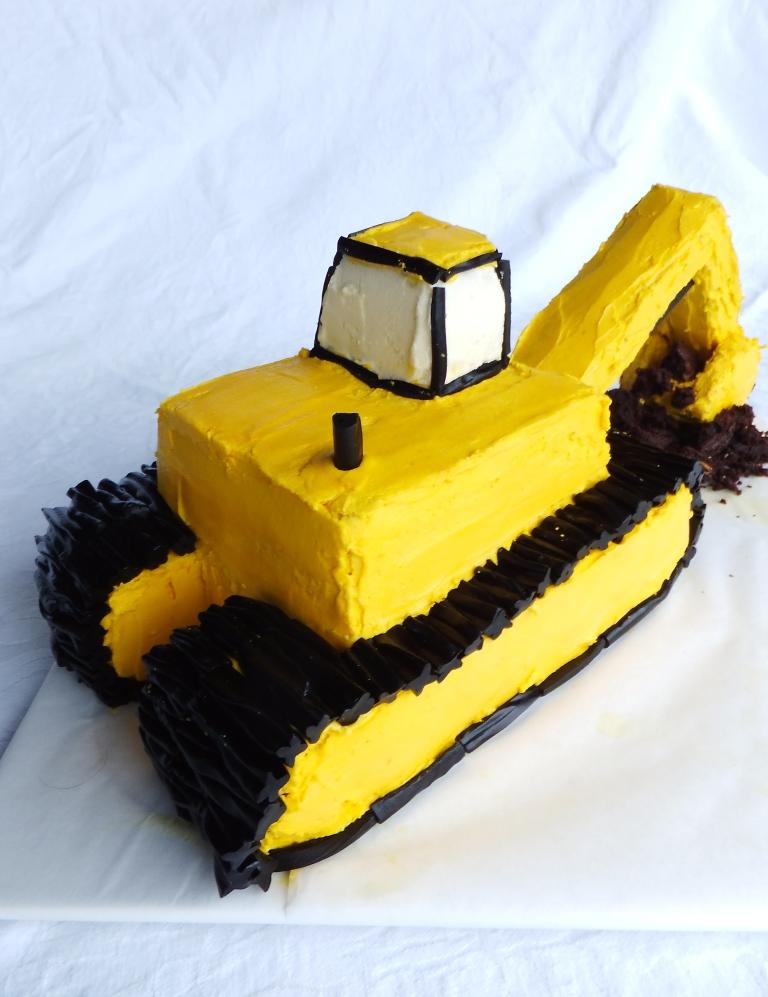 mila+cuatro: How to make a 3D digger cake [Excavator cake]