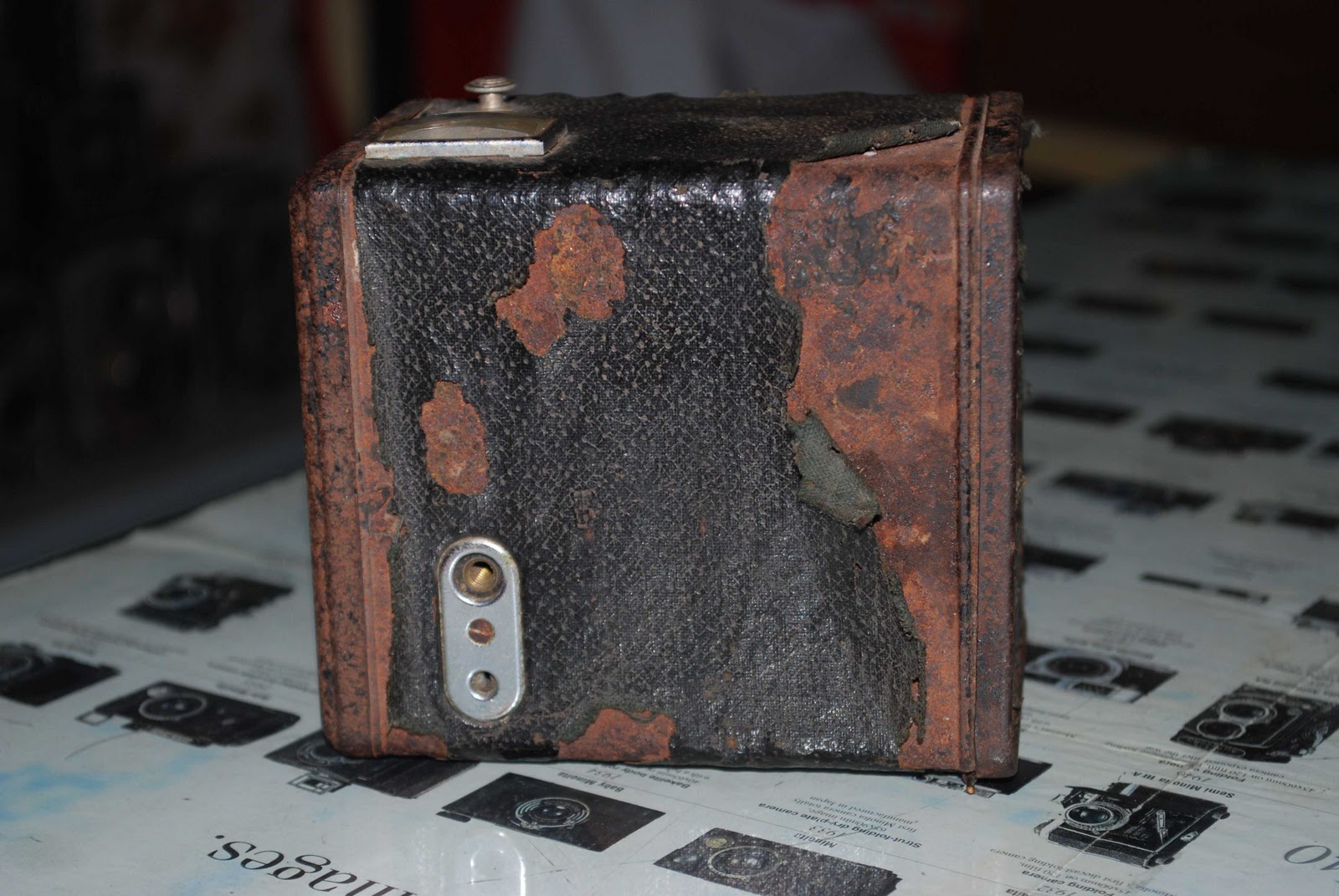 ANTIQUE CAMERAS: KODAK BOX CAMERA OF 1900