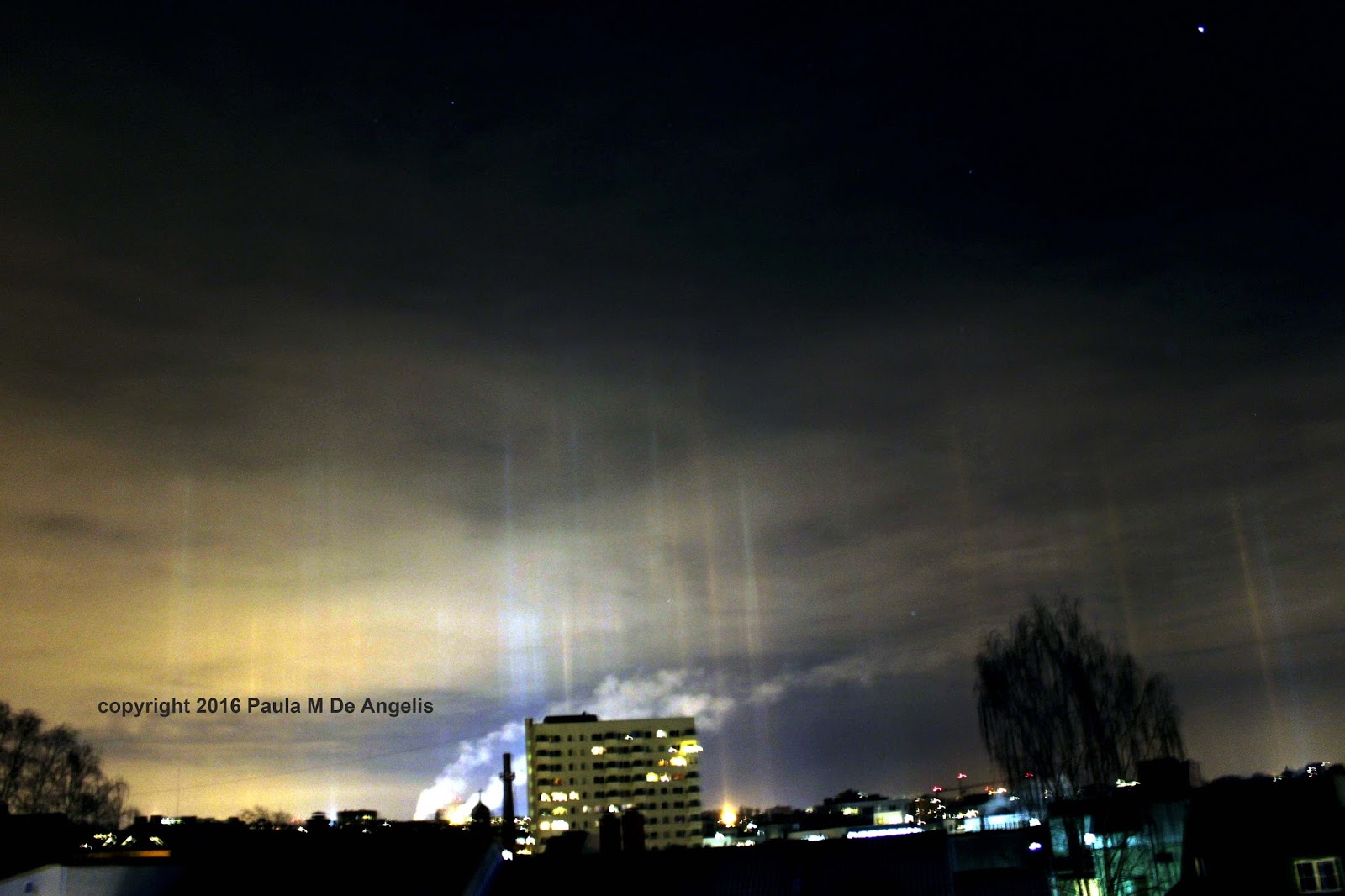 A New Yorker in Oslo: Light pillars over Oslo last night