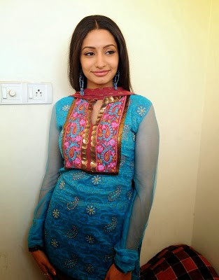 Anita Galler Candid Photoshoot HQ Pics At 'Maro Charitra' Telugu Movie ...