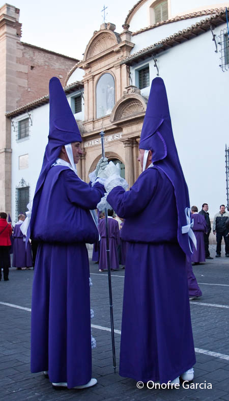 FORMACIÓN COFRADE DE LOS ESTUDIANTES DE OVIEDO: EL ORIGEN DEL CAPIROTE ...