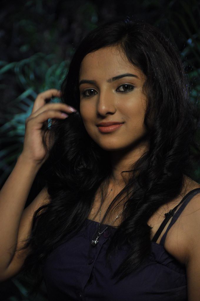 Celeb Saree ..: South Indian actress Akilan Movie Heroine Sapna ...