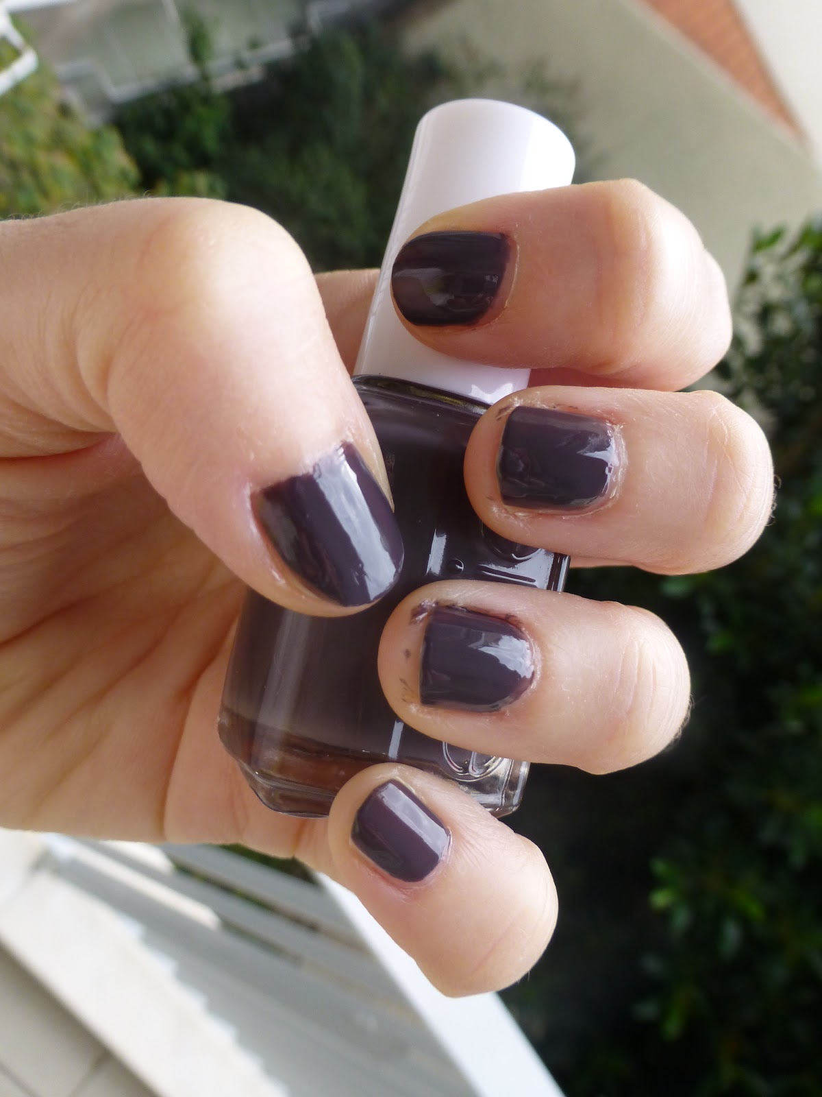 Jojo's Nail Musings and More: Essie Smokin Hot swatch